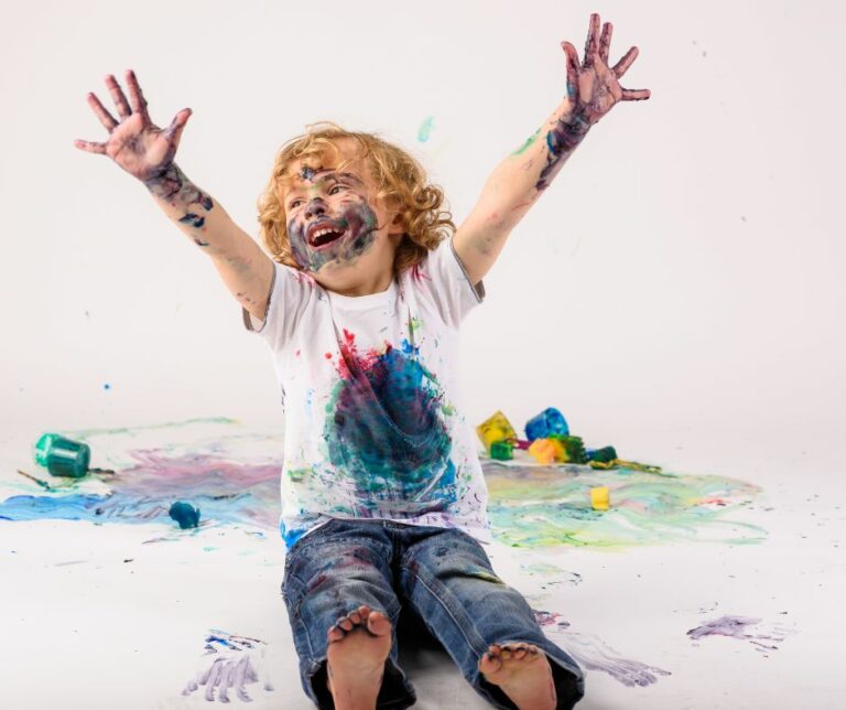 Ανακαλύπτοντας τον κόσμο μέσα από το Messy Play: Οφέλη και Δεξιότητες ...